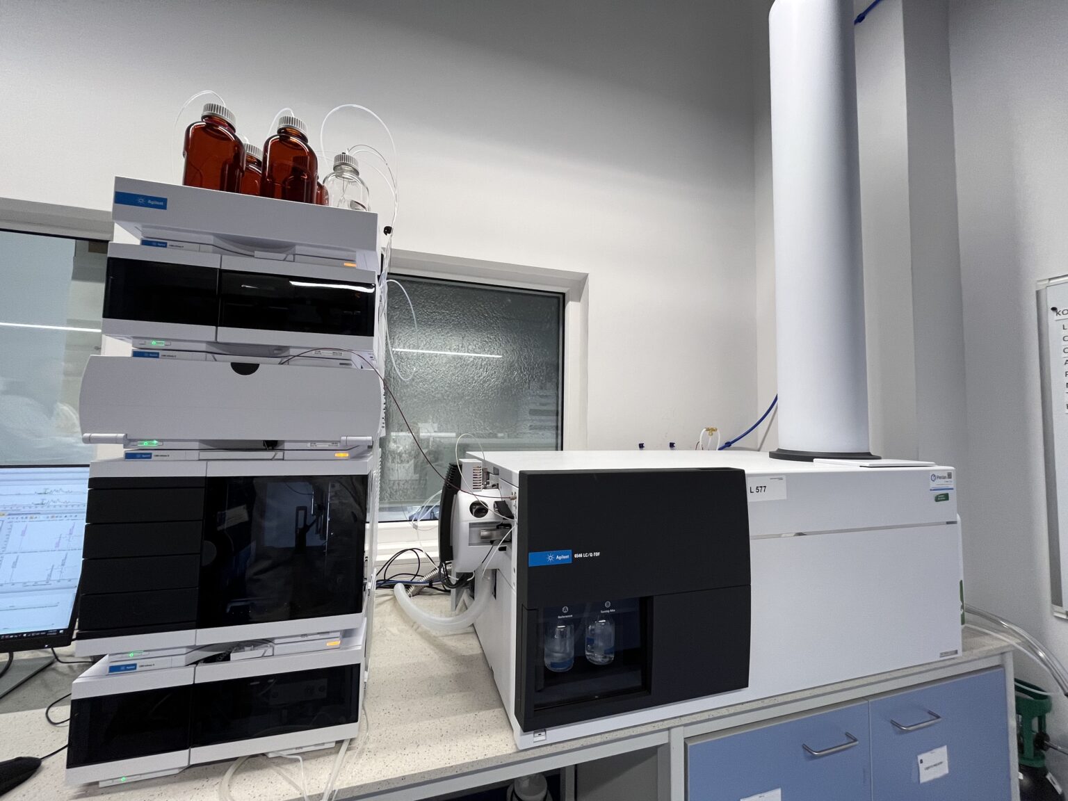 Chromatograf cieczowy w laboratorium J.S. Hamilton - J.S. Hamilton